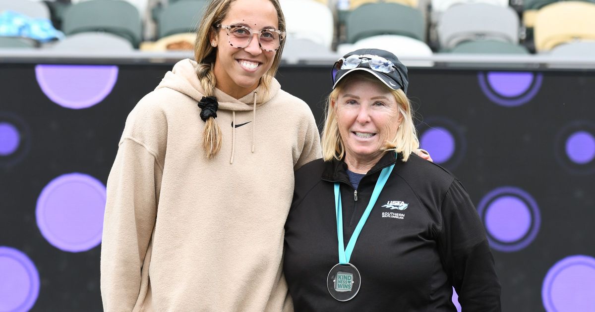 Kindness Wins and Madison Keys award Medal of Kindness to April Gift