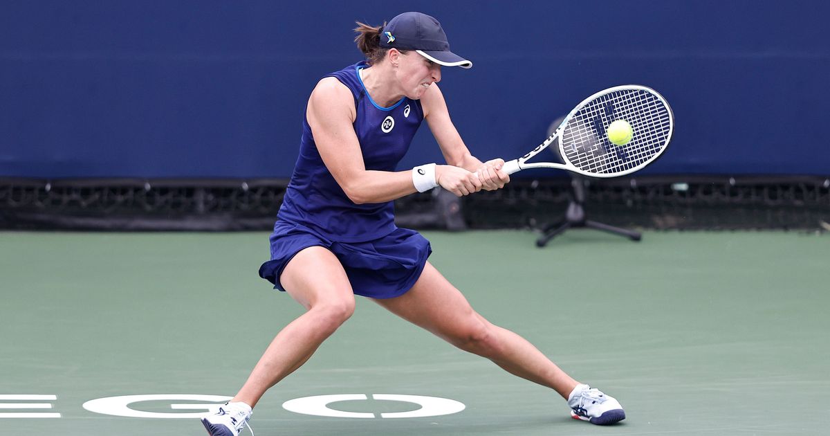 Watch This: Swiatek's sliding backhand stunner in San Diego