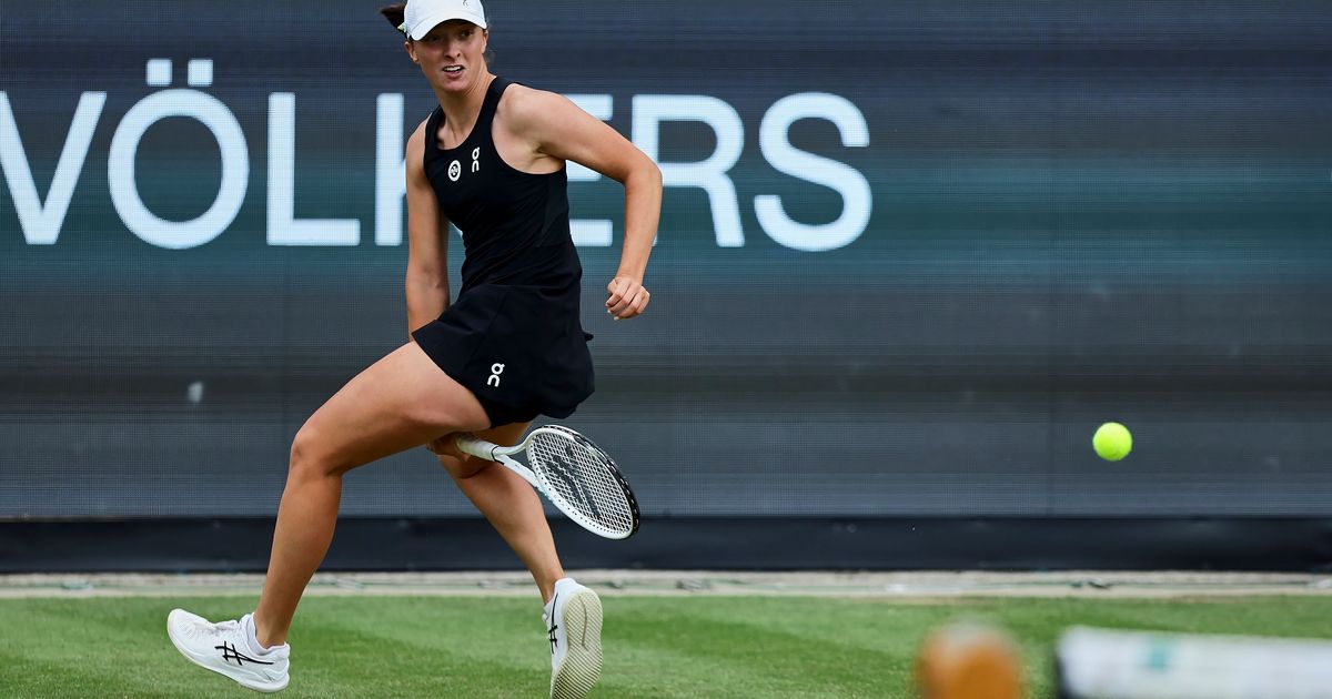 Swiatek strikes tweener in Bad Homburg on her way to first grass quarterfinal