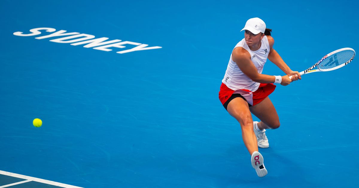 Swiatek defeats Kerber to stay undefeated at United Cup