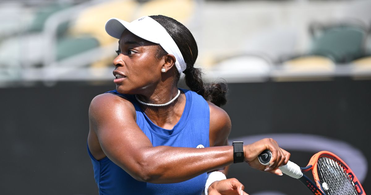 Stephens eases past Frech in Charleston first round