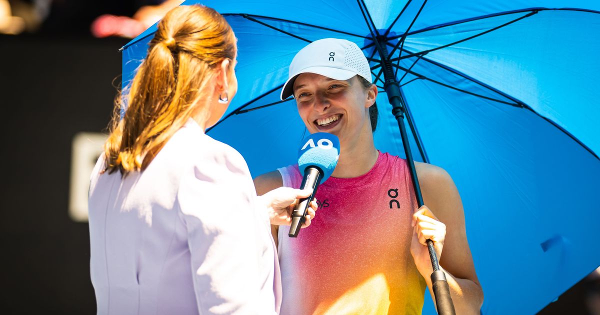 La reina de los paraguas, Swiatek, imita a Tom Holland en el Abierto de ...