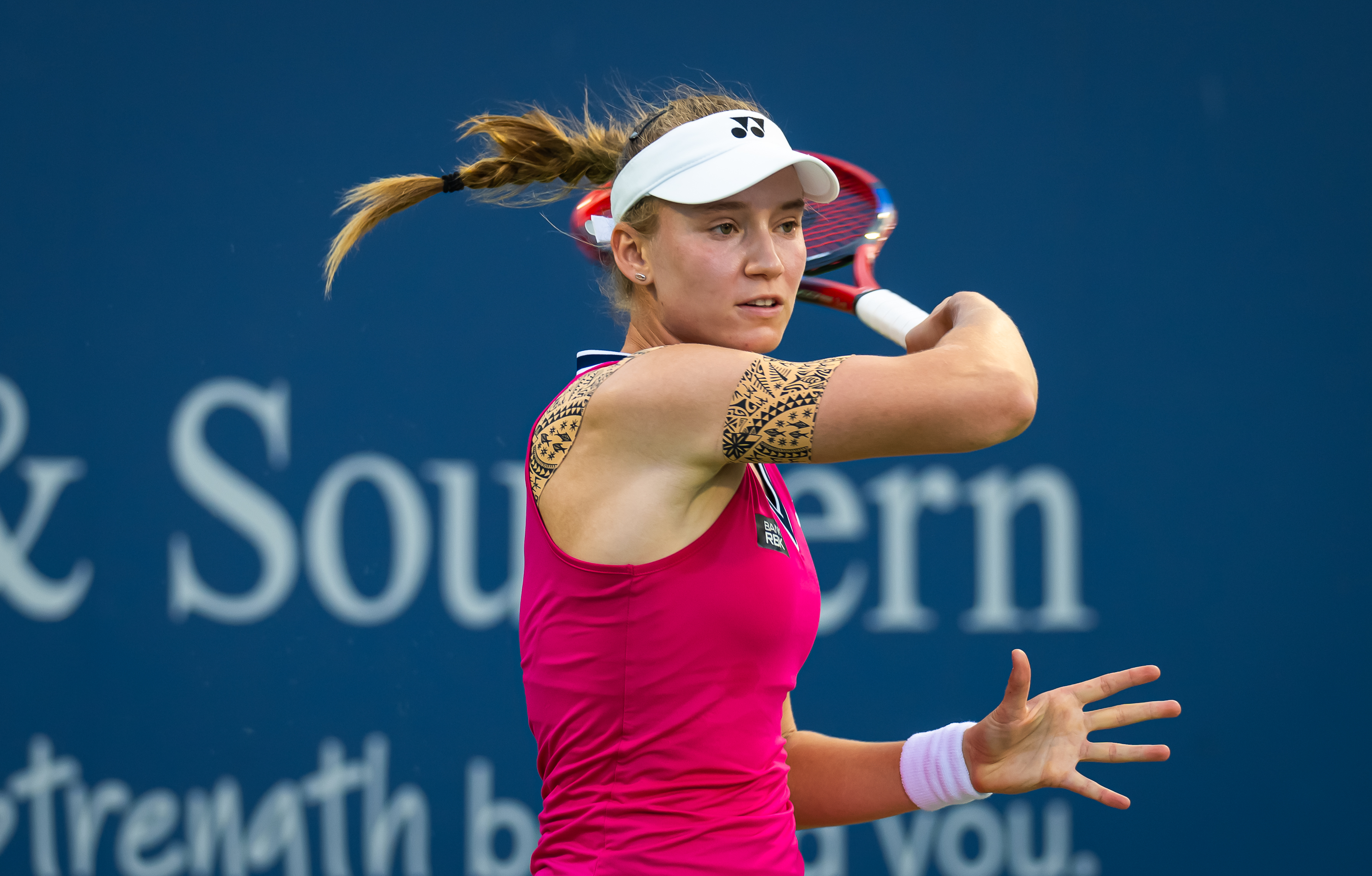 Rybakina, Sabalenka triunfan cada una en tres para avanzar en Cincinnati