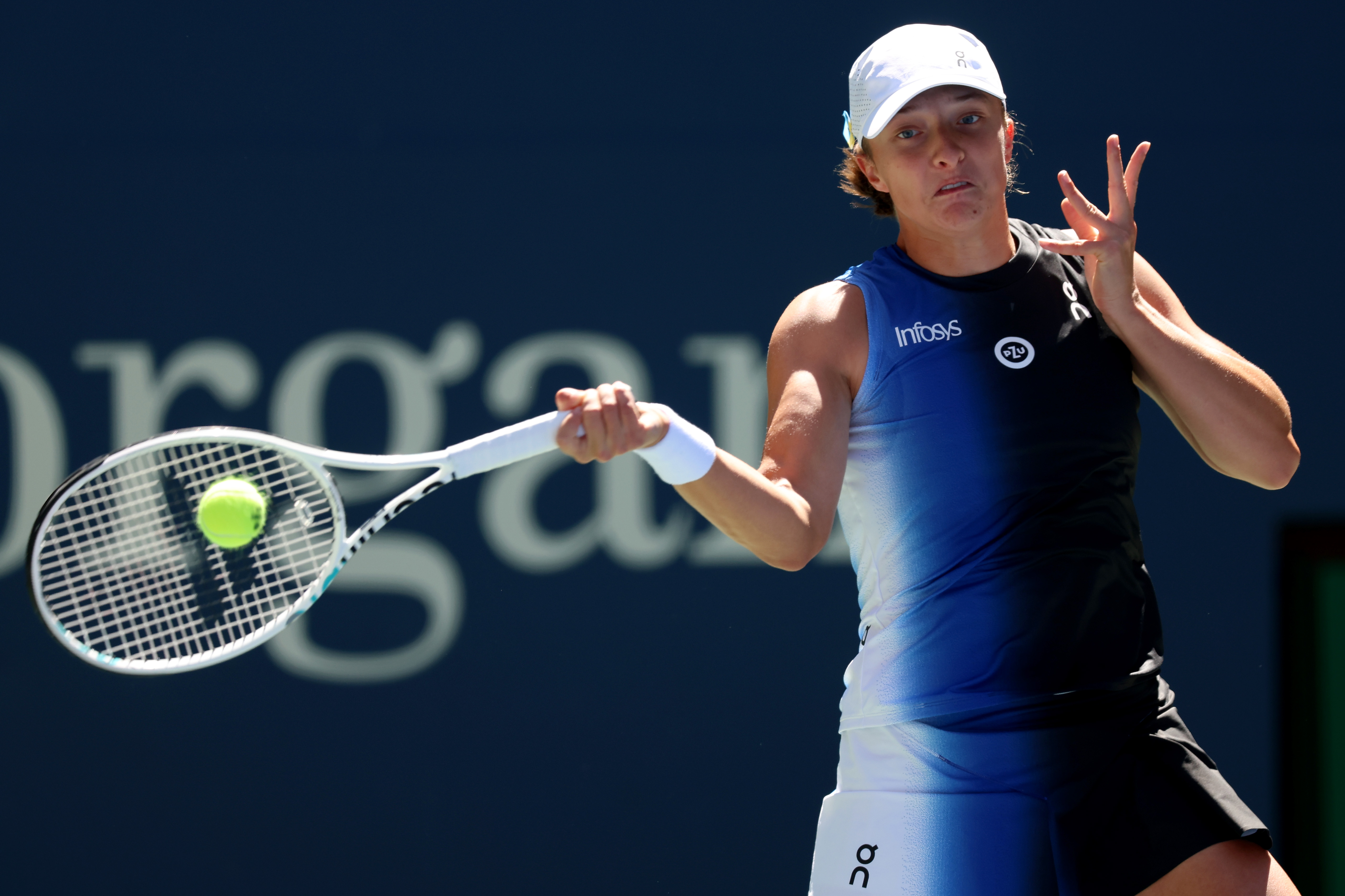 Swiatek sweeps past close friend Juvan in US Open third round