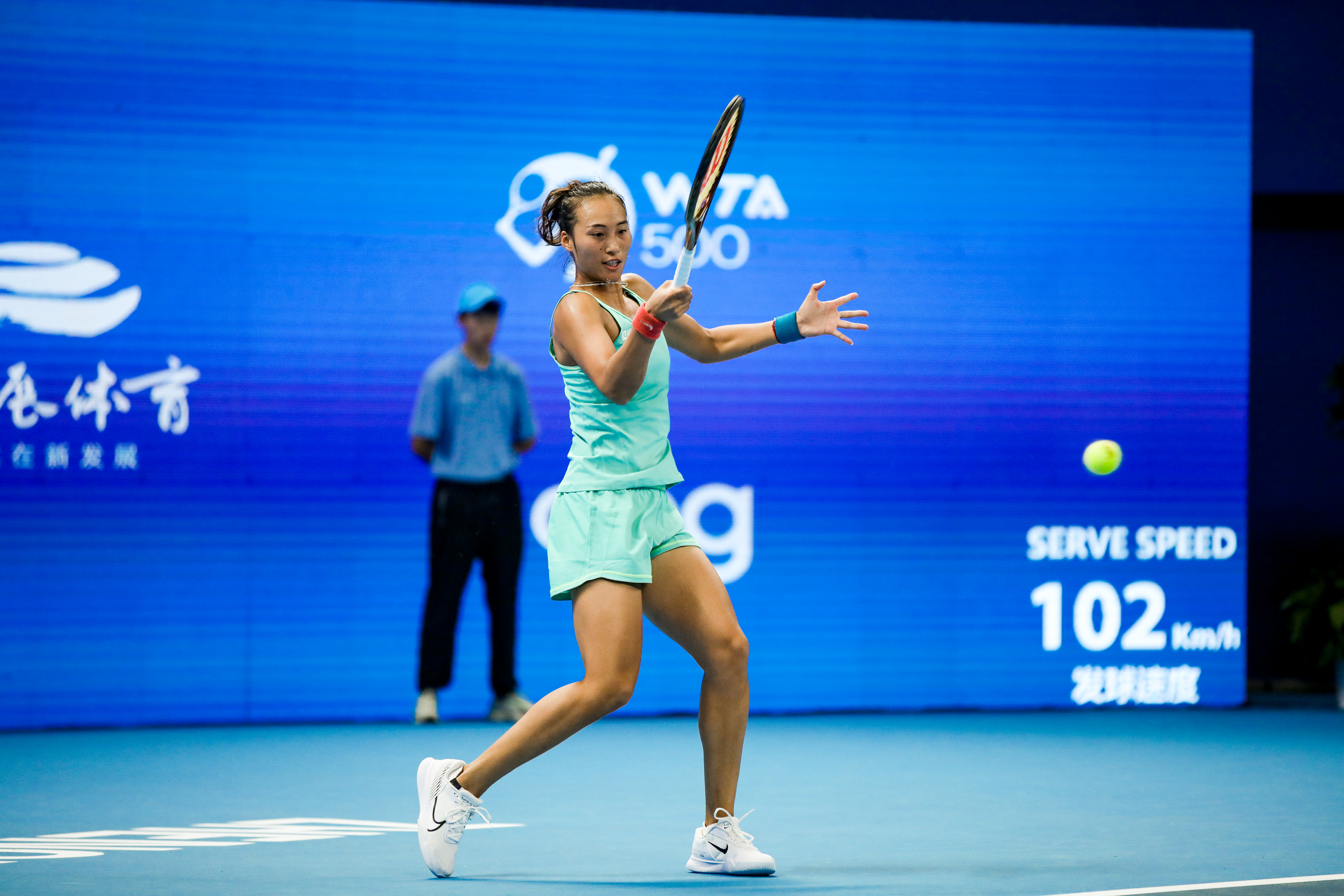 Four fierce forehands from Zheng Qinwen's opening Zhengzhou victory