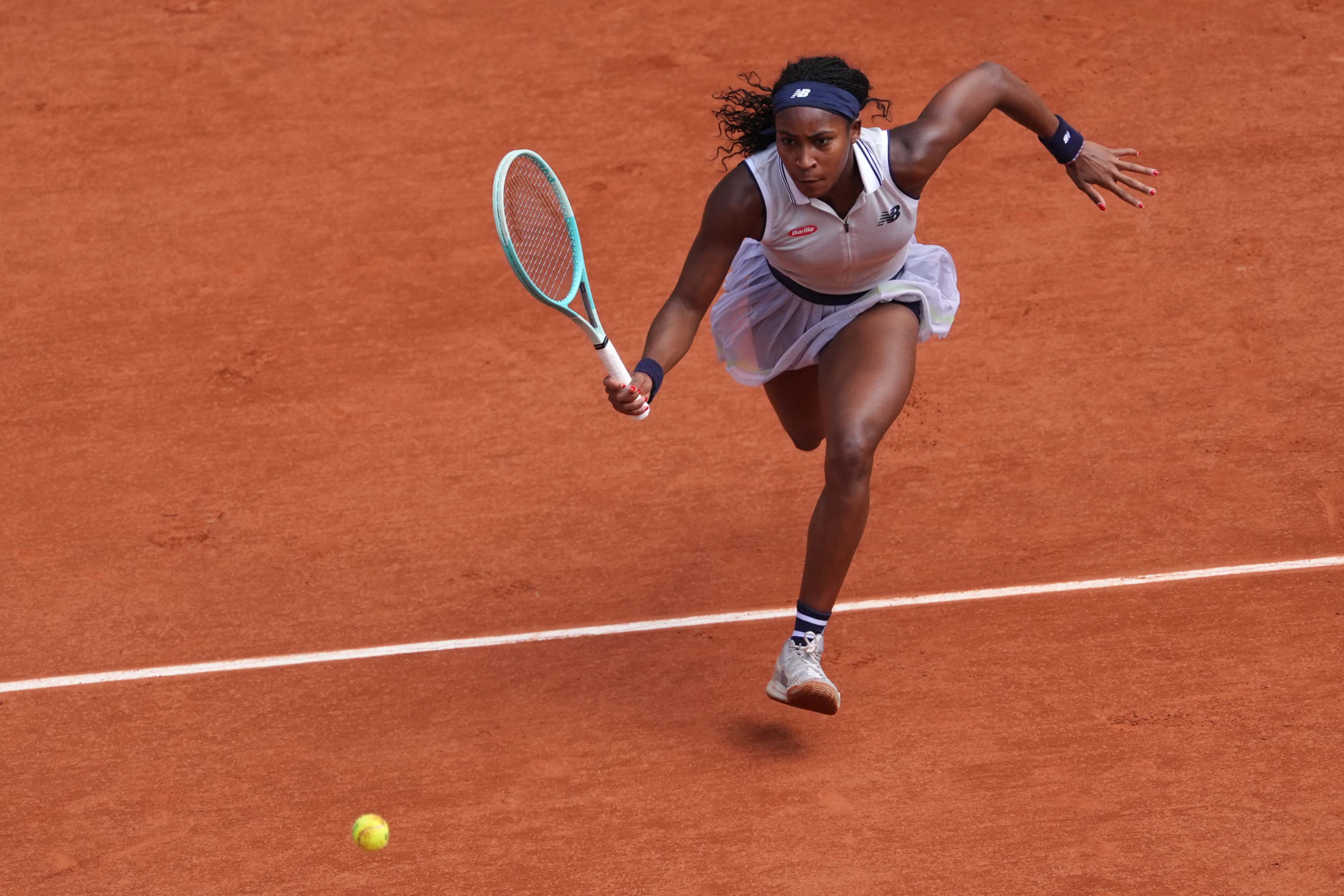 Gauff battles back against Jabeur to reach Roland Garros semis