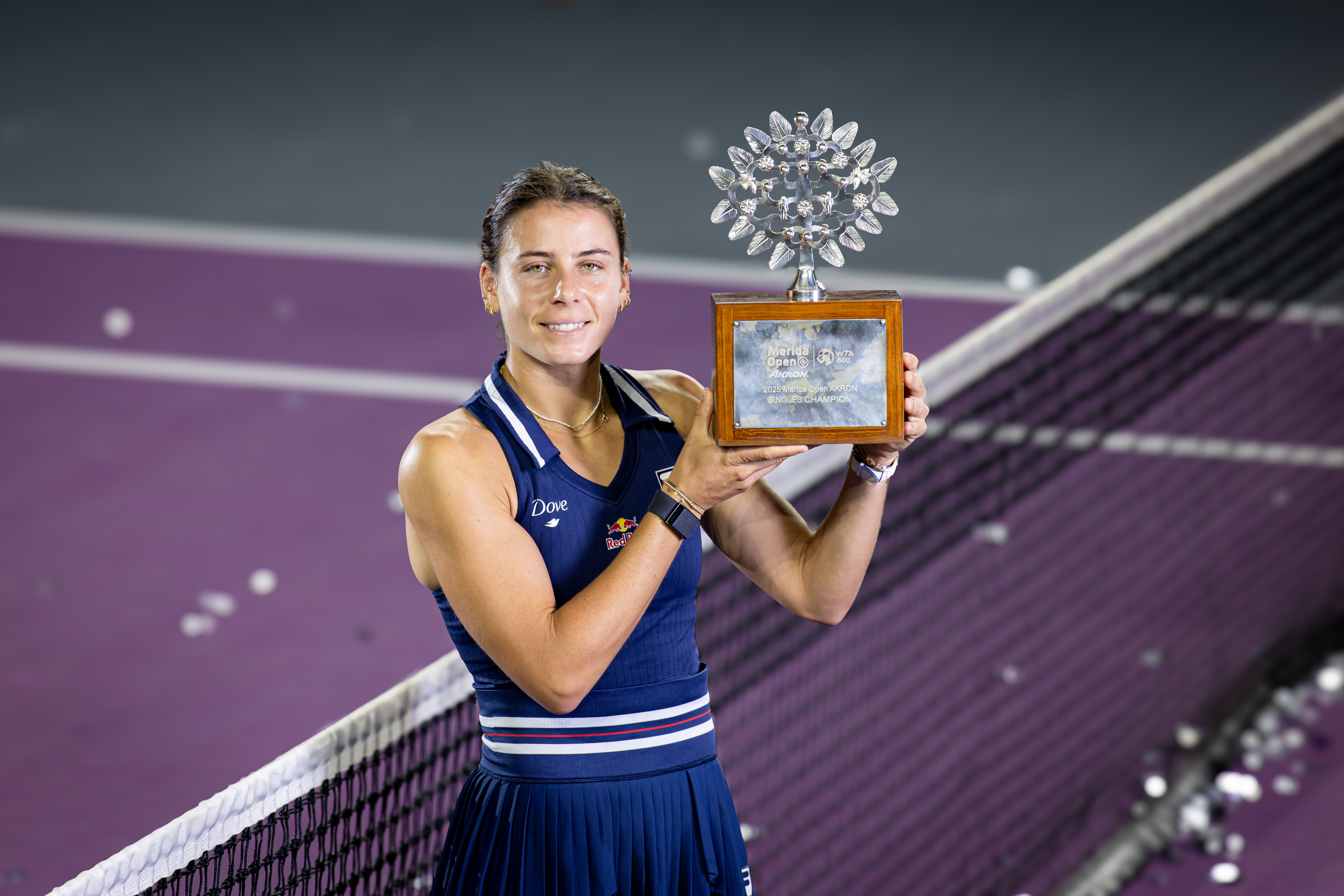 Navarro earns Merida title; fifth player since 2000 to win a final 6-0, 6-0
