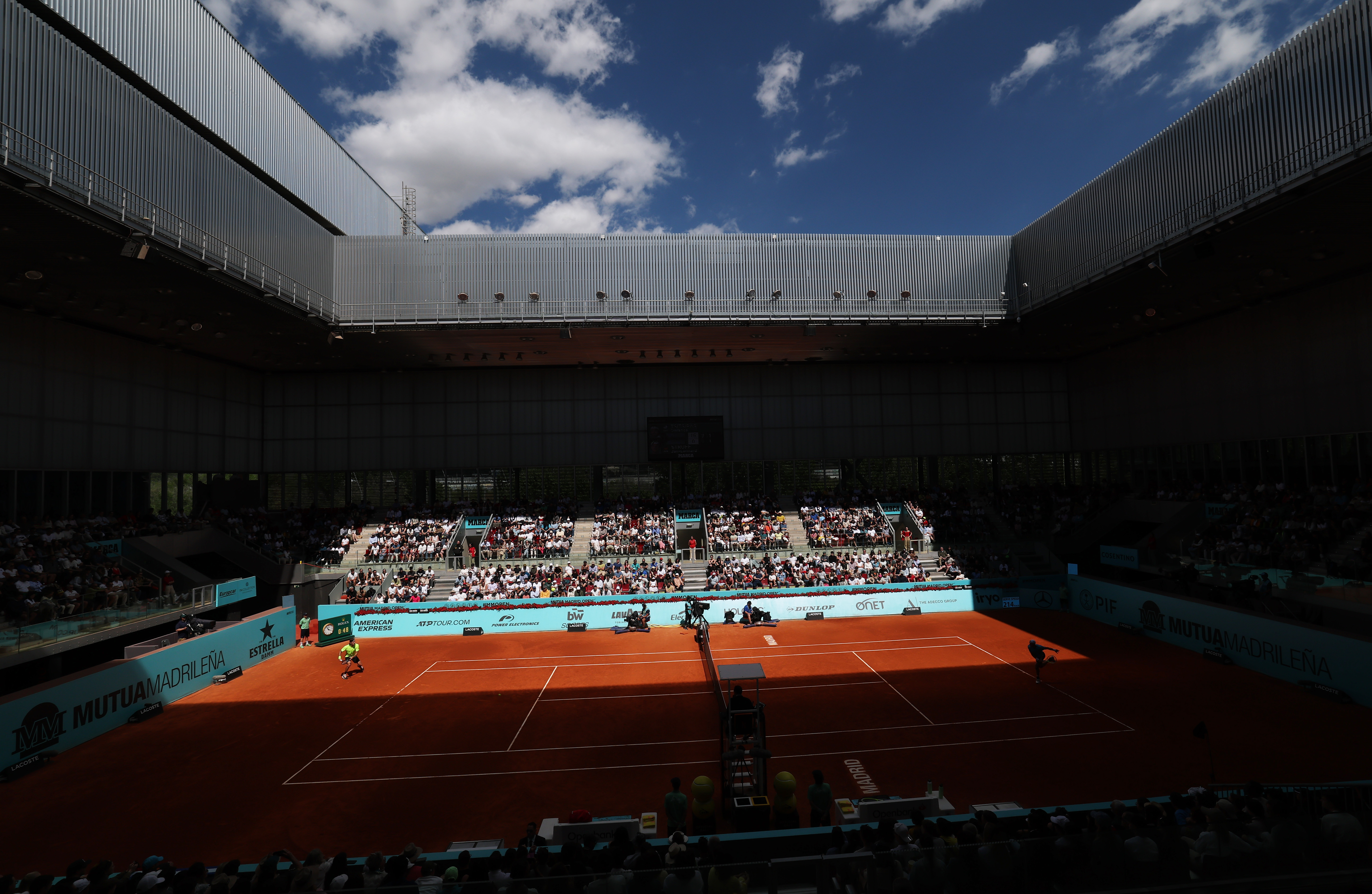 Power outage halts play at Madrid; remaining matches pushed to Tuesday