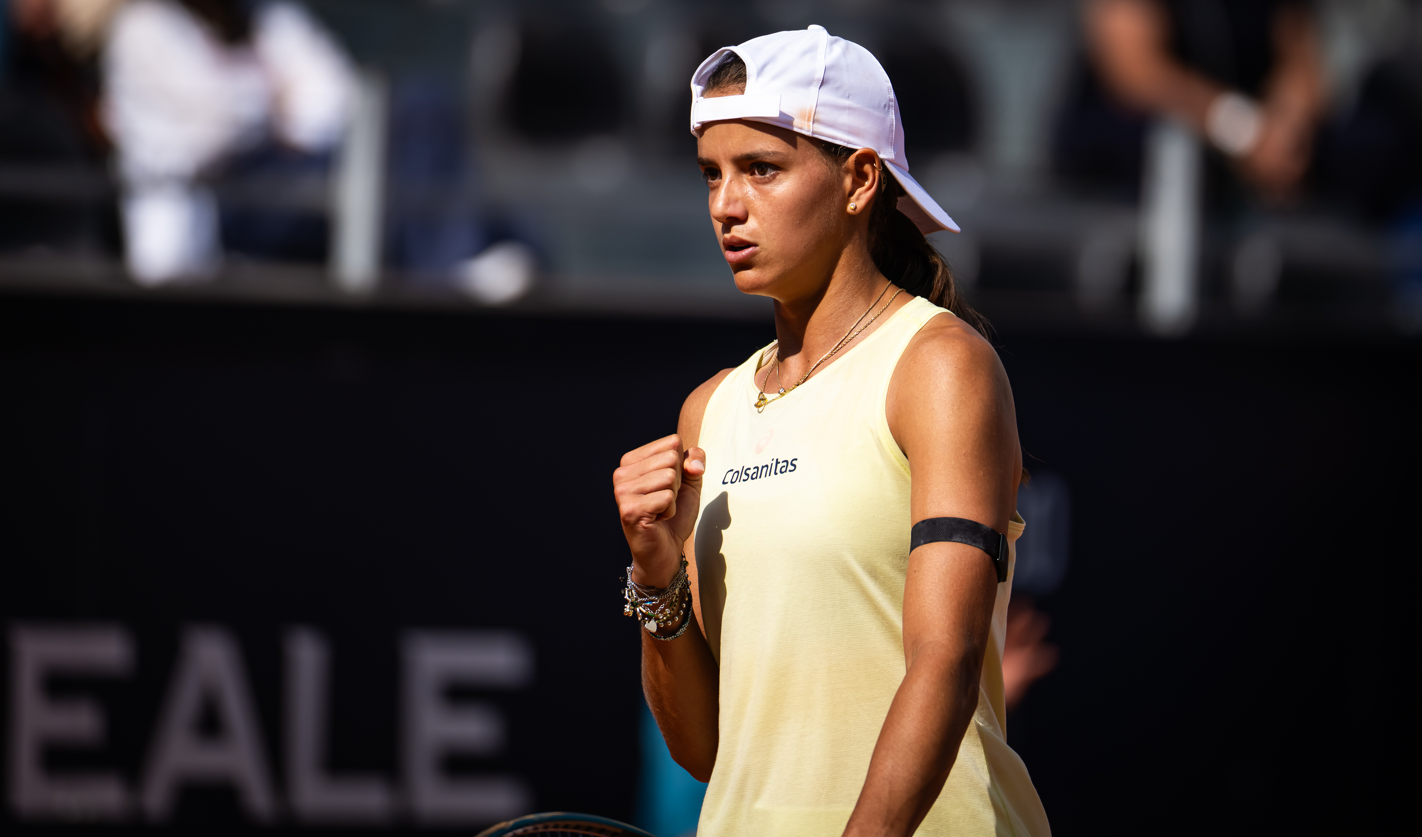 Arango outlasts Tomova in over three hours to reach Rome second round
