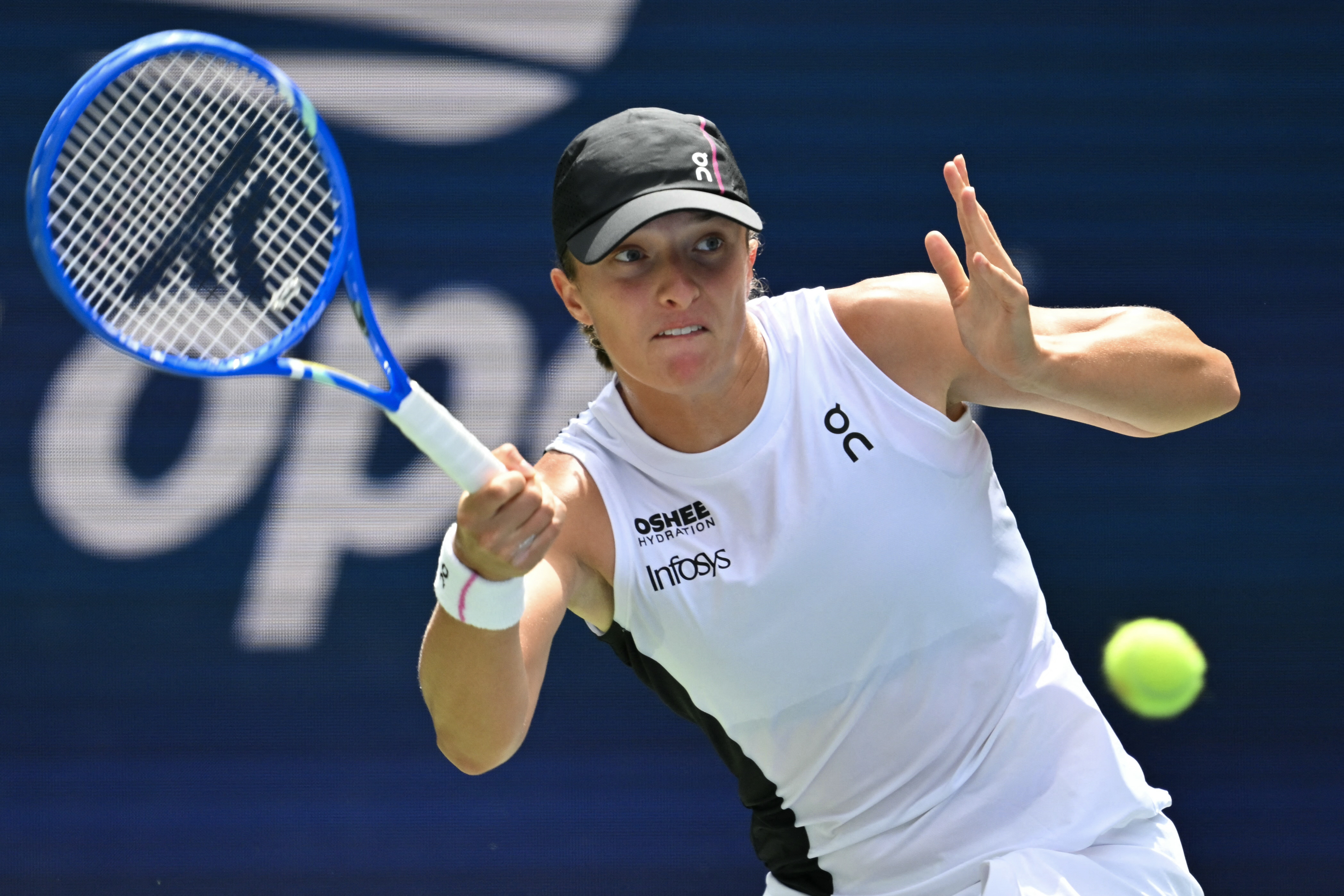 Swiatek back in US Open quarters, then straight to the practice court