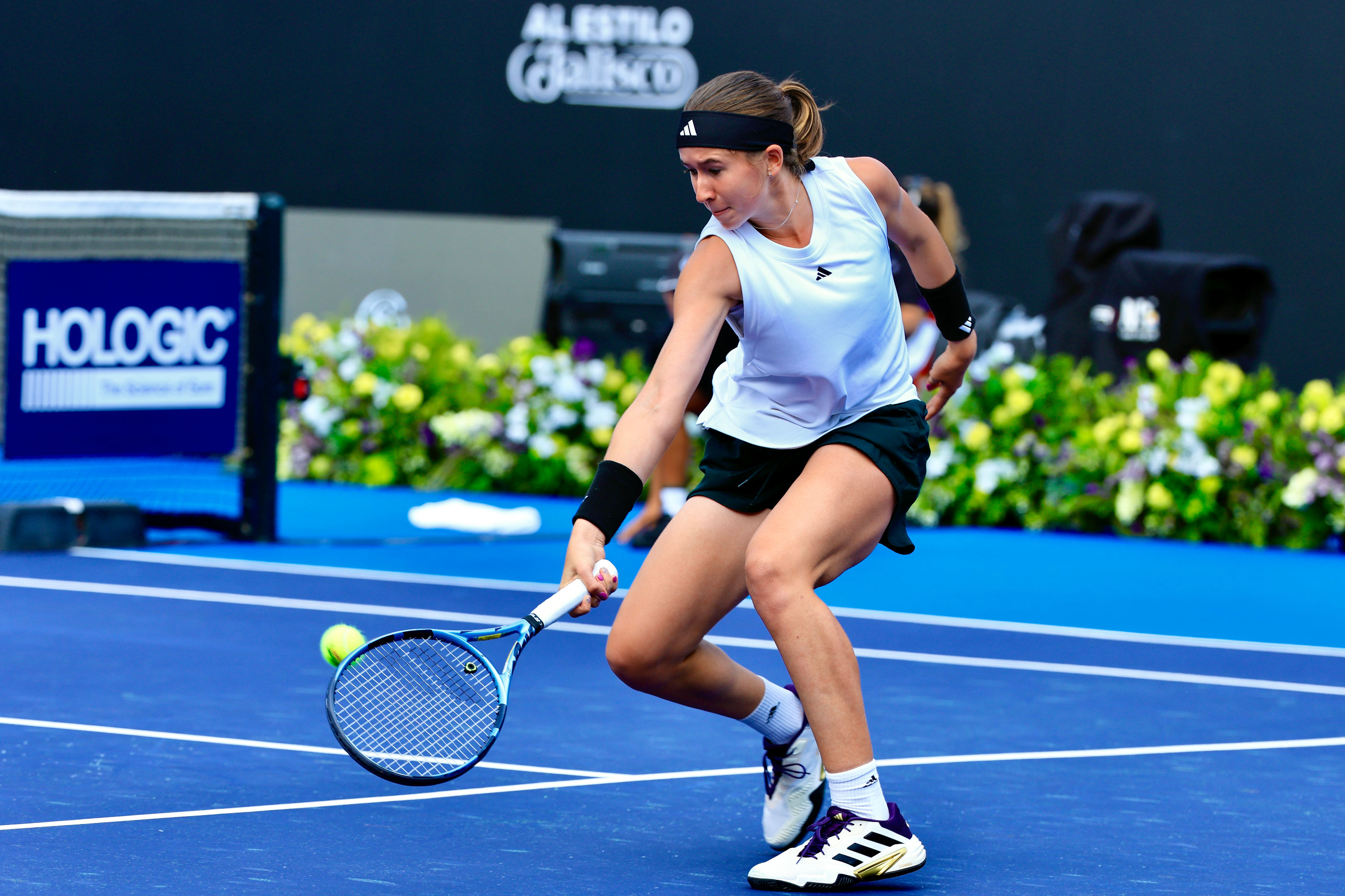 Bartunkova shows off all-court skills to reach Guadalajara quarters