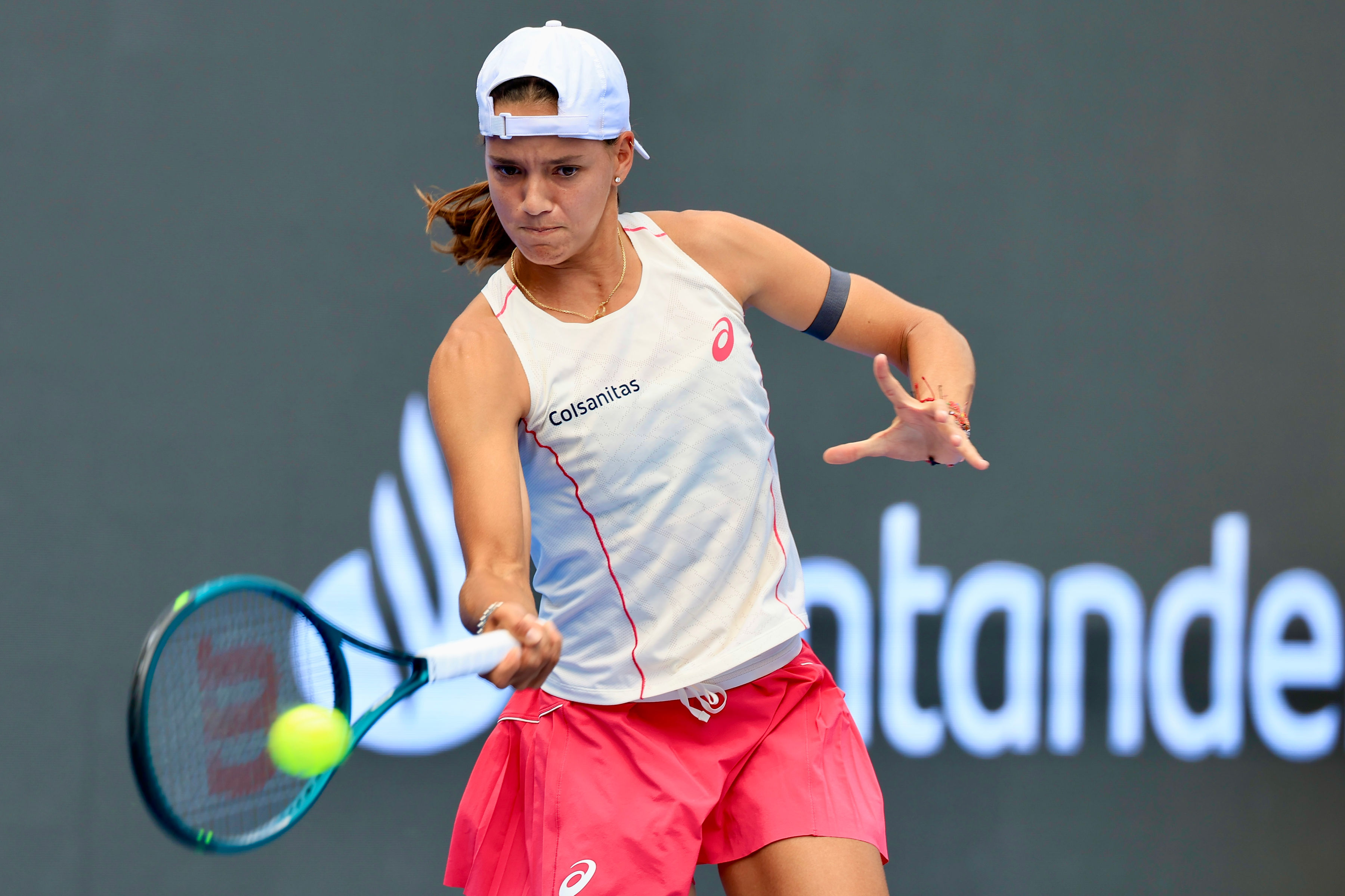 Arango eases into another quarterfinal in Mexico