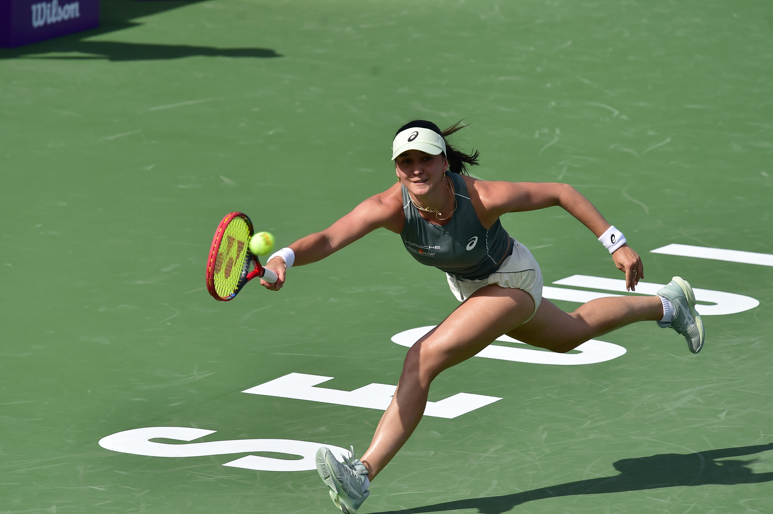 Lys holds off Krueger in big-hitting Seoul first round