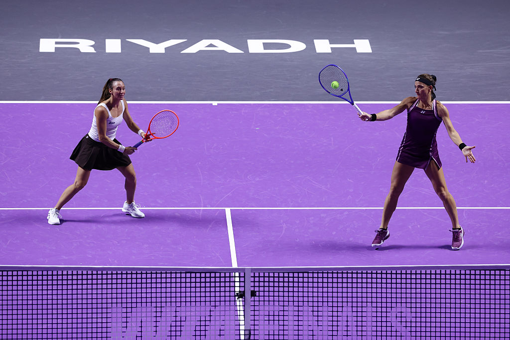 Babos and Stefani win to remain in the hunt at the WTA Finals