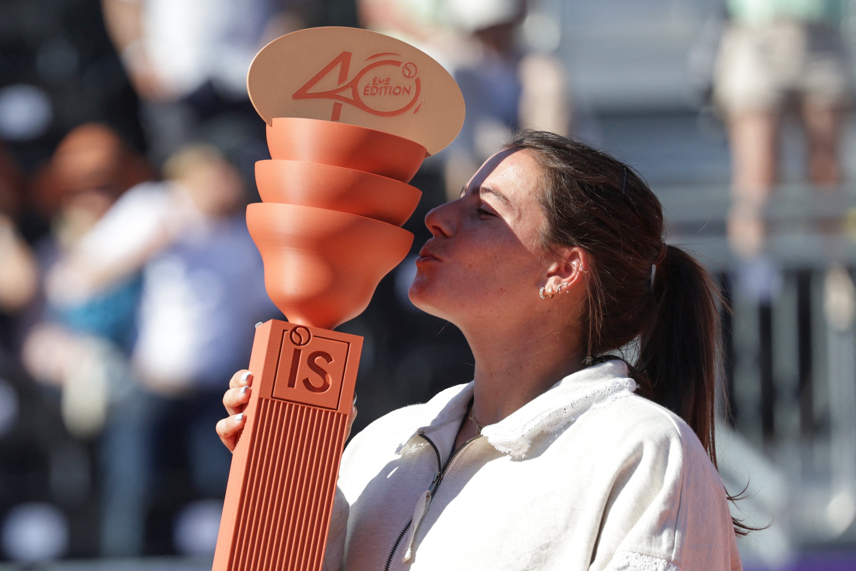 Navarro conquers Strasbourg with upset win of Mboko